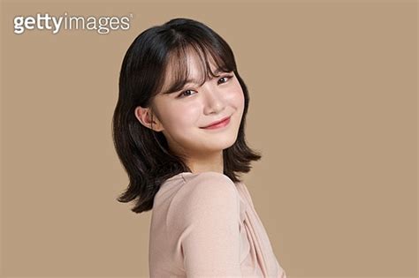 대한민국 한국 여성 뷰티 가을 계절 색조화장 화장품 미녀 아름다운사람 귀여움 물체묘사 이미지