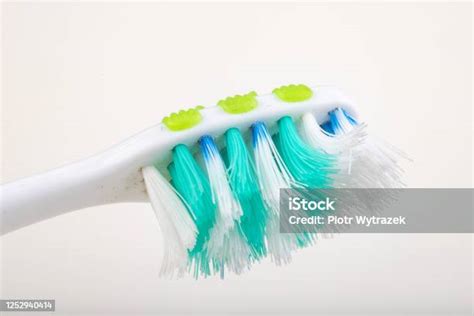 흰색 테이블에 칫솔 개인 위생 브러시에 무겁게 마모 된 강모 라이트 백 오래된에 대한 스톡 사진 및 기타 이미지 오래된