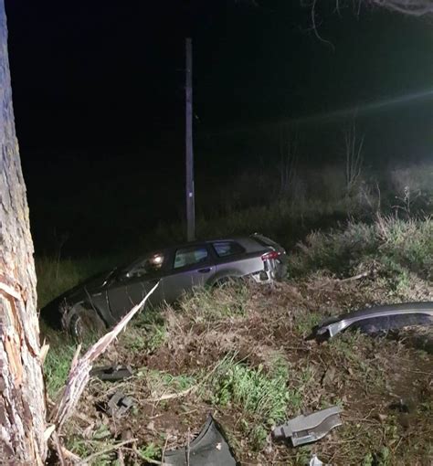 Un tânăr de ani s a înfipt cu bolidul în copac El și doi pasageri au ajuns la spital