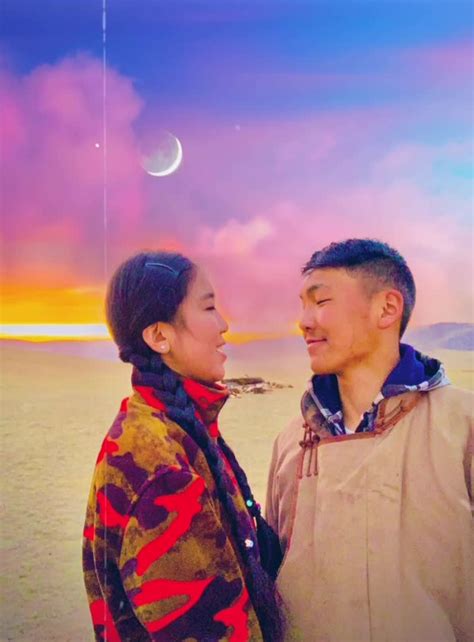 Энхрий энхрийхэн минь ээ Энэ л нутгийн үзэгсгэлэн минь ээ Танхиалхан танхилхан гэмээр Тал