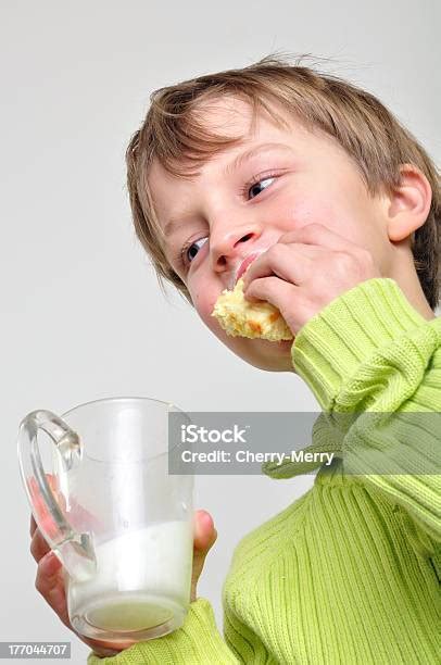 어린이 식사 케이크 및 술마시기 우유관 감정에 대한 스톡 사진 및 기타 이미지 감정 귀여운 남성 Istock