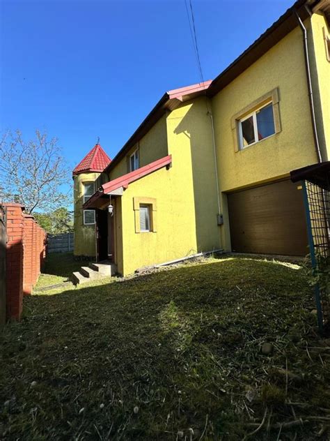 Продаж 3 поверхового будинку з гаражем і ділянкою