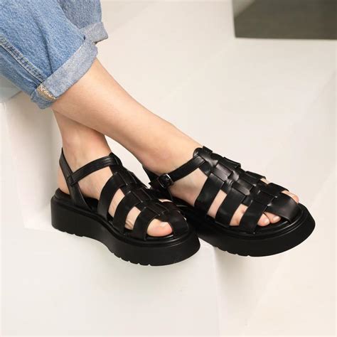 Стильні чорні босоніжки сандалі на товстій підошві жіночі літні на літо — ціна 1090 грн у