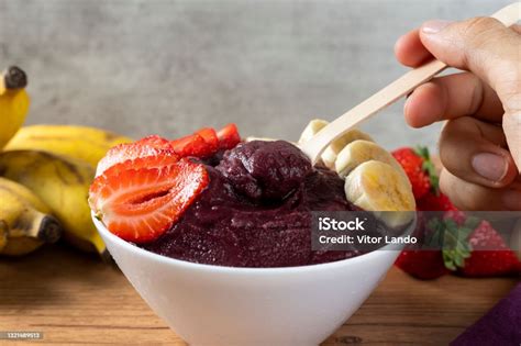 브라질 냉동 아사이 딸기와 바나나와 브라질 냉동 아카이 베리 아이스크림 그릇 나무 배경에 과일을 여름 메뉴 전면 보기 아사이에