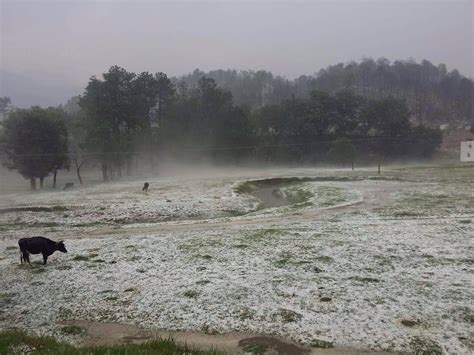 Fuerte granizada pinta de blanco campos en Totonicapán