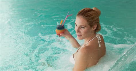 스파 센터의 수영장에서 휴식을 취하는 아름다운 여성의 초상화 사진 Unsplash의 물 이미지