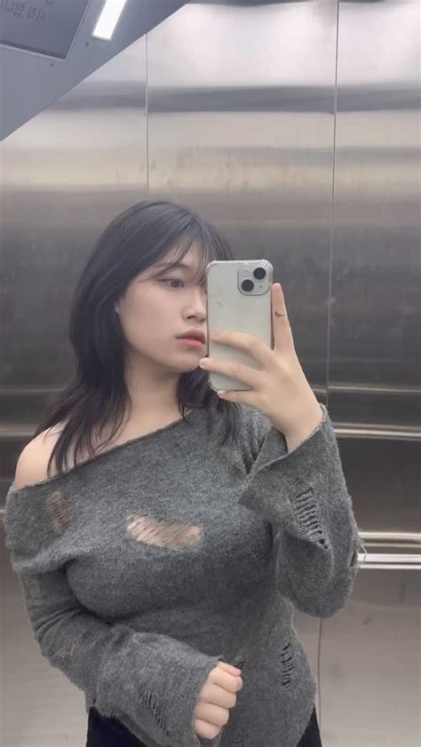 나 자고 일어났는데 팔 안쪽이 너무 저려 누가 나 잘때 몰래 팔베개 하고갔냐 지금 말하면 봐줄게