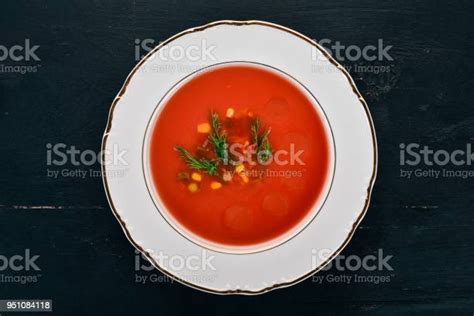 야채 고추와 토마토 수프입니다 건강 한 음식입니다 에 검은 나무 배경 최고의 볼 수 있습니다 텍스트에 대 한 공간을 복사 합니다