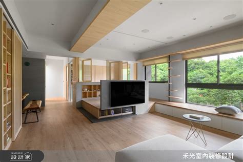 從沒想過家可以這麼開闊！窗邊臥榻延到日式風書房，電視半牆後還藏有多功能休憩和室－設計家 Searchome