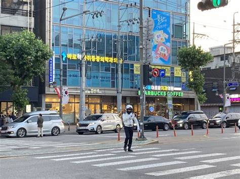 차타고 어디 가고있는데 신호가 안바껴 알고보니 대통령이 빵산다고 유명빵집앞 도로 신호통제 교통통제하고 있음 어떨거 같음