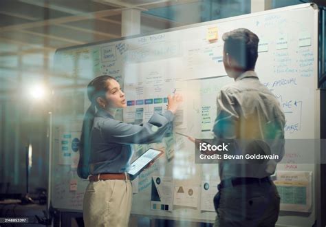 회의에서 브레인스토밍을 위한 창 팀워크 및 화이트보드 태블릿을 사용하는 비즈니스 및 의제 스토리보드가 있는 디지털 메모 연구 및 프로젝트 일정에 대한 정보가 포함된 아이디어