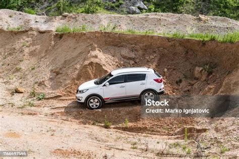 Suv 기아 스포티지 20 Crdi Awd 또는 4x4 흰색 지상의 큰 구멍에 주차 모래 사륜 구동 테스트 된 곳 4x4