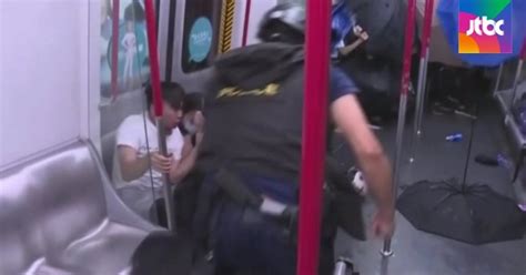 부상자 치료 막아선 홍콩 경찰응급구조대원 오열