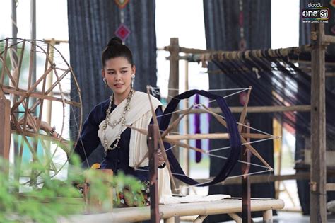 “ไข่มุก” ภูมิใจ ได้ถ่ายทอด “การทอผ้าซิ่น” วัฒนธรรมภาคอีสาน ใน “ซิ่นลาย