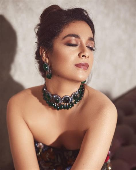 Keerthy Suresh HOT Cleavage And Show 8 Photos