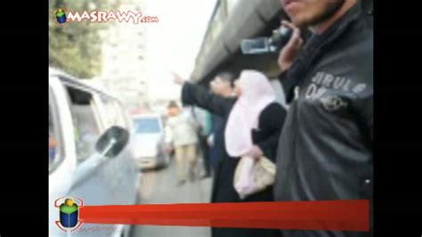 سيدة تهاجم مسيرة لانصار مرسي بميدان الجيزة Youtube