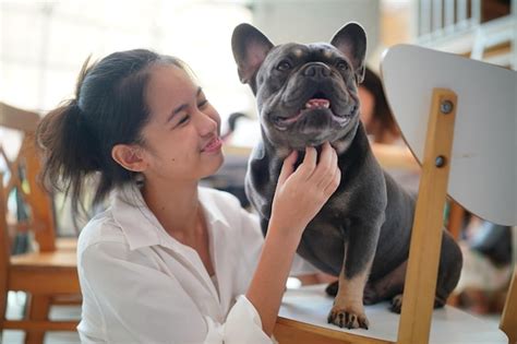 Encantadora Joven Jugando Con Su Perro Foto Premium