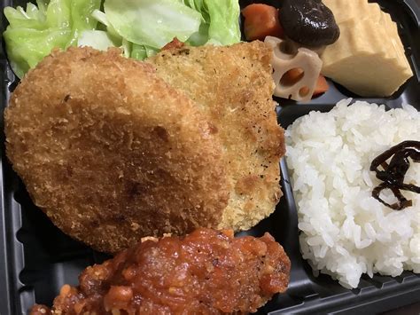 本日のお弁当「揚げ物盛り沢山弁当」 私、沖縄に住んでいます。