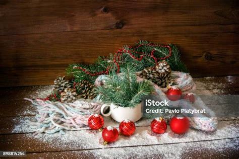 화이트 컵 및 전나무 나무 가지 스카프 및 Snowly 나무 바탕에 빨간 새 해 장난감 정 0명에 대한 스톡 사진 및 기타