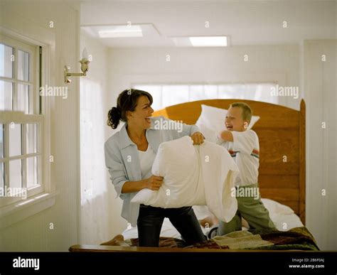 Femme Mature Body Glamour Sur Le Lit Avec Son Fils Photo Stock Alamy