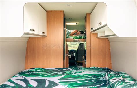Alleinschlafende Frau Im Wohnmobil Etagenbett Stockfoto Bild Von