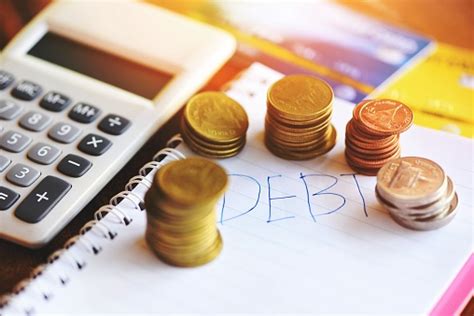 Kalkulator Dan Tumpukan Koin Di Kertas Notebook Dengan Kartu Kredit Utang Di Konsep Penghitungan