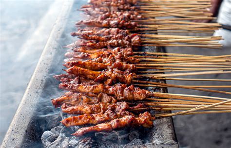 사테 아얌 또는 치킨 사테이 인도네시아의 맛있는 전통 사테 0명에 대한 스톡 사진 및 기타 이미지 0명 고기 구이