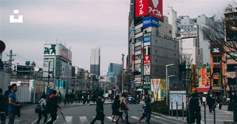 보행자 전용도로를 건너는 사람들 사진 Unsplash의 무료 도쿄 이미지
