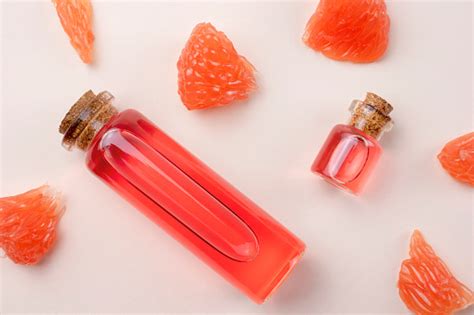 신선한 자몽과 작은 유리 병에 자몽 오일 아로마 에센셜 오일의 바이알 플랫 레이 상단보기 자몽에 대한 스톡 사진 및 기타 이미지 Istock