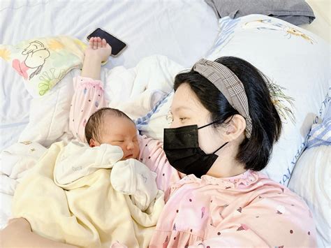 小糰子在12早上平安來到這個世界， 4030克，一出生就在嬰兒房當了班長😆 在產房時聽到第一聲哭聲就忍不住跟著哭了， 生孩子這件事真的是