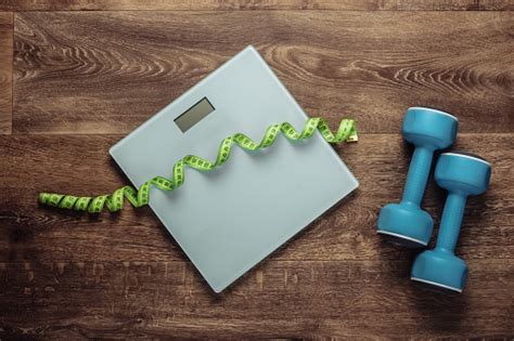 체중 감량 피트니스의 개념 바닥에 테이프를 측정 아령 바닥 비늘 맨 위 보기 0명에 대한 스톡 사진 및 기타 이미지 0명