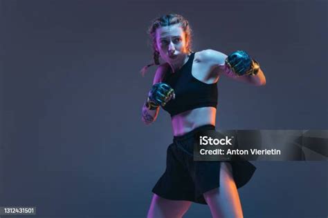 네온 빛에 푸른 배경을 통해 고립 된 젊은 여성 Mma 전투기 훈련 20 24세에 대한 스톡 사진 및 기타 이미지 20 24세 검은색 격투기 Istock