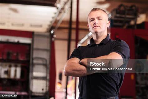 전문 소방관 초상화 셔츠 유니폼과 소방차를 배경으로 소방관 남자에 대한 스톡 사진 및 기타 이미지 남자 영웅 남자들만 Istock