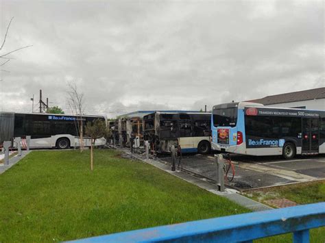Seine et Marne un dépôt de bus prend feu en pleine nuit