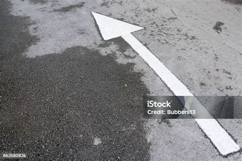 舗装道道路の方向を指している矢印を右向き矢印記号 アイコンのストックフォトや画像を多数ご用意 アイコン アスファルト タイ王国