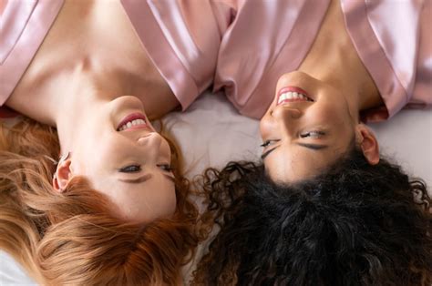 Close Up Smiley Femmes Portant Dans Son Lit Photo Gratuite