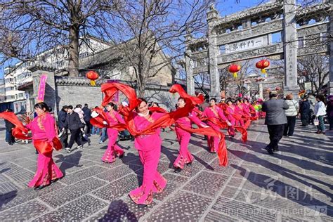 山东青州：民俗踩街庆新春 人民图片网