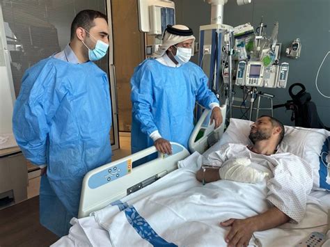 الشيخ حمد بن ثامر يزور مراسل الجزيرة إسماعيل أبو عمر الذي يتلقى العلاج