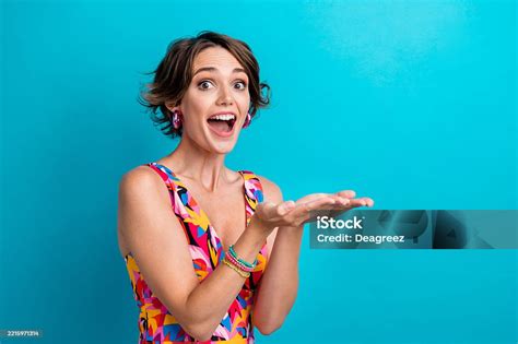 Портрет Впечатленного Восторженного Очаровательного Человека В Красочном Платье Держать Предмет