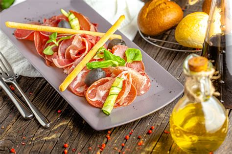 소박한 나무 배경 상단과 측면 냉햄 베이컨과 쇠고기 전채 신선한 허브 빵 스틱과 올리브 0명에 대한 스톡 사진 및 기타 이미지 Istock