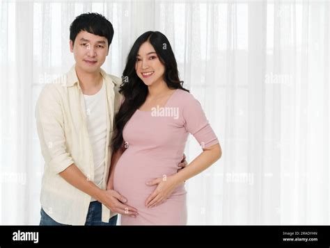 Le Couple Marié Attend Bébé Lhomme Embrasse Sa Femme Enceinte Sur Un