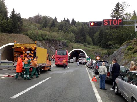Muškarac smrtno stradao u sudaru dva automobila u tunelu promet