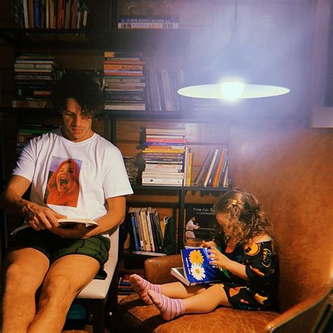 José Loreto Encanta Ao Postar Foto Em Momento De Leitura Com A Filha