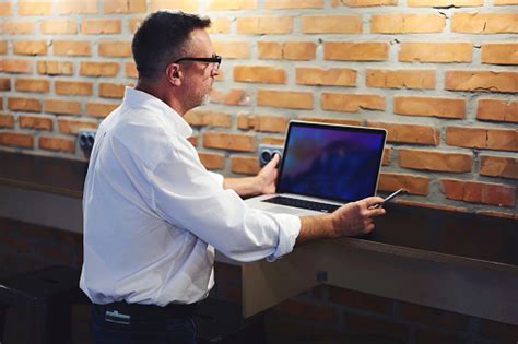 프리랜서 서 현대 노트북 Coworking 공간에서 무선 인터넷에 연결 하는 작업 계획에 대 한 생각을 집중 했다 광고 텍스트 메시지에 대 한 디지털 컴퓨터에 공간을 모의