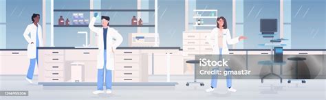 화학 실험 현대 실험실 인테리어 연구 개념 전체 길이 수평 만드는 흰색 코트에 의료 실험실 믹스 레이스 연구원에서 일하는 과학자 팀 가공의 인물에 대한 스톡 벡터 아트 및