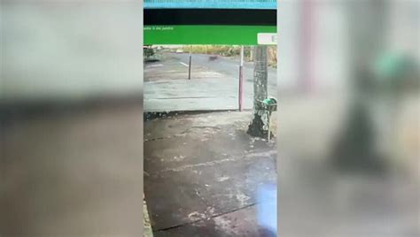 Vídeo Motociclista sem habilitação morre após bater contra poste vídeo Goiás G1