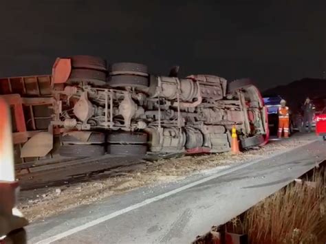 Se registró la volcadura de un tráiler en el CEM