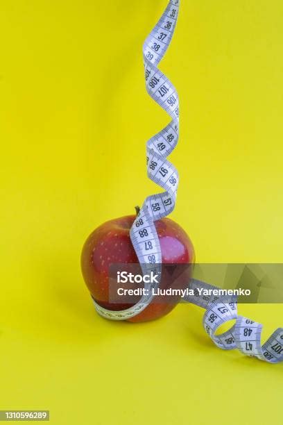 노란색 배경에 빨간색 사과와 흰색 센티미터에 클로즈업 위치 수직입니다 0명에 대한 스톡 사진 및 기타 이미지 0명 개념 건강한 식생활 Istock