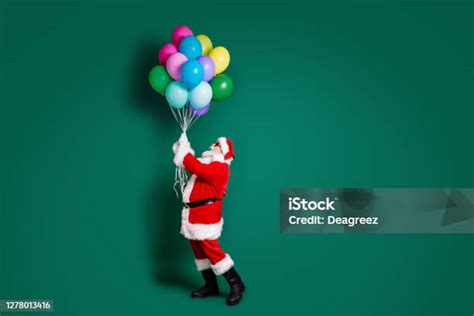 전체 길이 의 몸 크기 프로필 측면 보기 그의 좋은 매력적인 잘 생긴 산타 들고 손 무리 헬륨 공 축제 조직 상점 판매 배달 은 녹색 색상 배경을 통해 고립 남자에 대한