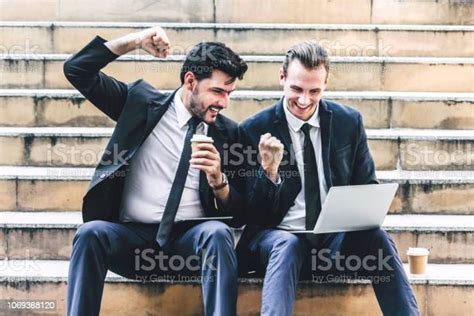 검은 우아한 옷을 팔으로 축 하 하 고 도시에 노트북 컴퓨터 작업 앉아 두 사업가의 성공 비즈니스와 성공 개념 경영자에 대한